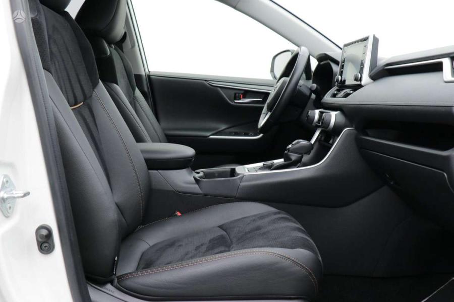 White Toyota RAV4 2021 in Vilnius, with an engine capacity of 2.49 L and mileage of 148 thousand km for 29990 €, photo 10 on AUTOMOTO.COM.LV