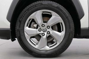 White Toyota RAV4 2021 in Vilnius, with an engine capacity of 2.49 L and mileage of 148 thousand km for 29990 €, photo 17 on AUTOMOTO.COM.LV
