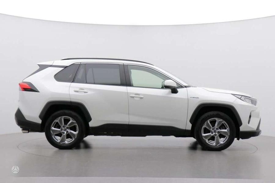 White Toyota RAV4 2021 in Vilnius, with an engine capacity of 2.49 L and mileage of 148 thousand km for 29990 €, photo 18 on AUTOMOTO.COM.LV