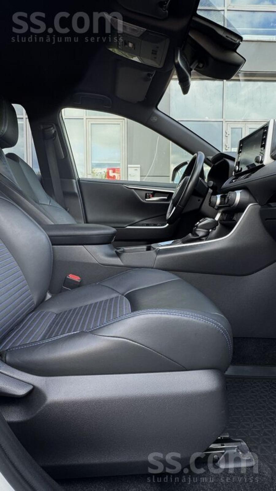 Balts Toyota RAV4 2021 Rīga, ar dzinēja tilpumu 2.50 L un nobraukumu 108 tūkst. km par 28200 €, foto 13 vietnē AUTOMOTO.COM.LV