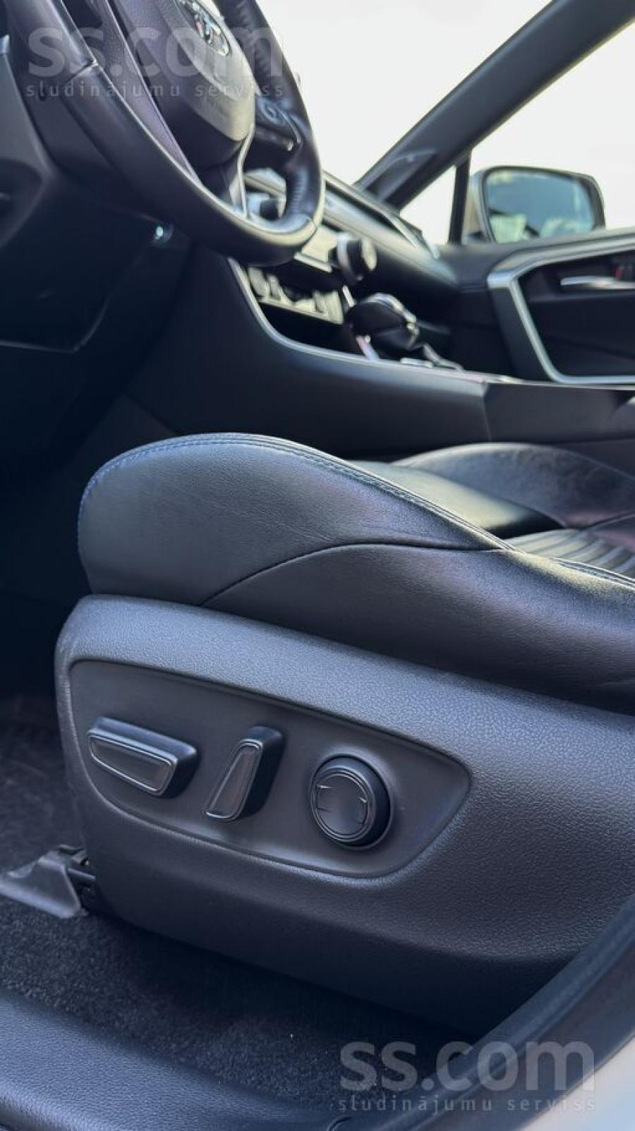 Balts Toyota RAV4 2021 Rīga, ar dzinēja tilpumu 2.50 L un nobraukumu 108 tūkst. km par 28200 €, foto 14 vietnē AUTOMOTO.COM.LV