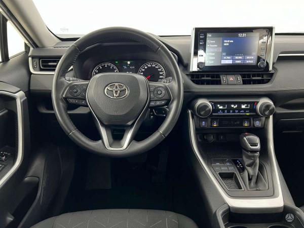 White Toyota RAV4 2021 in Vilnius, with an engine capacity of 1.99 L and mileage of 98 thousand km for 18900 €, photo 8 on AUTOMOTO.COM.LV
