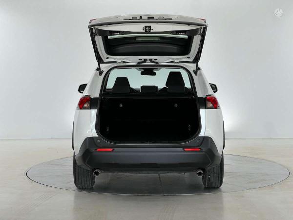 White Toyota RAV4 2021 in Vilnius, with an engine capacity of 1.99 L and mileage of 98 thousand km for 18900 €, photo 9 on AUTOMOTO.COM.LV