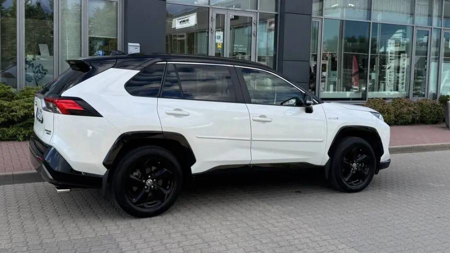 White Toyota RAV4 2021 in Riga, with an engine capacity of 2.50 L and mileage of 108 thousand km for 28200 €, photo 3 on AUTOMOTO.COM.LV