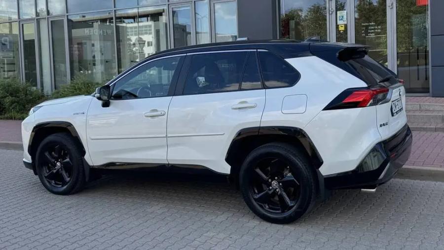 White Toyota RAV4 2021 in Riga, with an engine capacity of 2.50 L and mileage of 108 thousand km for 28200 €, photo 5 on AUTOMOTO.COM.LV