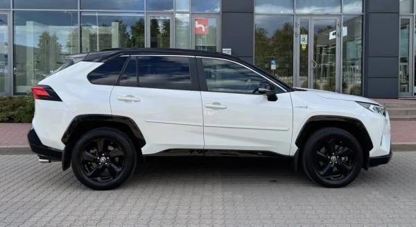 White Toyota RAV4 2021 in Riga, with an engine capacity of 2.50 L and mileage of 108 thousand km for 28200 €, photo 5 on AUTOMOTO.COM.LV