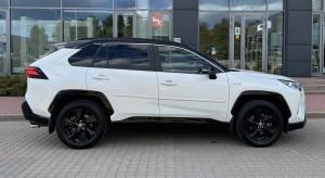 White Toyota RAV4 2021 in Riga, with an engine capacity of 2.50 L and mileage of 108 thousand km for 28200 €, photo 6 on AUTOMOTO.COM.LV