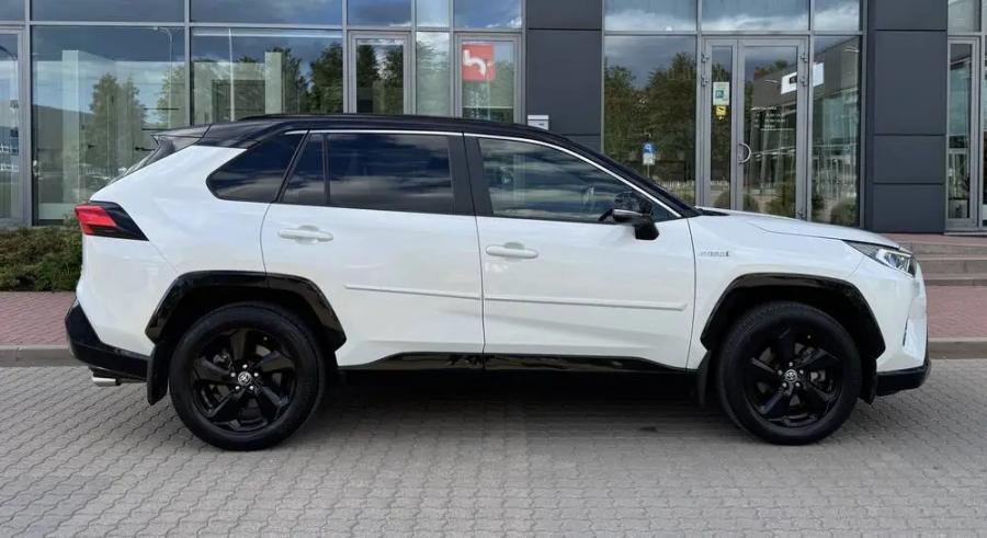 White Toyota RAV4 2021 in Riga, with an engine capacity of 2.50 L and mileage of 108 thousand km for 28200 €, photo 6 on AUTOMOTO.COM.LV