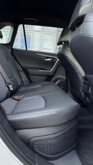 White Toyota RAV4 2021 in Riga, with an engine capacity of 2.50 L and mileage of 108 thousand km for 28200 €, photo 11 on AUTOMOTO.COM.LV