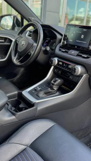 White Toyota RAV4 2021 in Riga, with an engine capacity of 2.50 L and mileage of 108 thousand km for 28200 €, photo 27 on AUTOMOTO.COM.LV