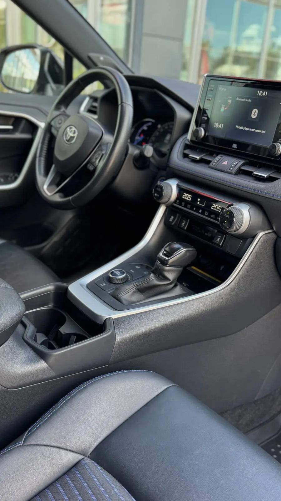 White Toyota RAV4 2021 in Riga, with an engine capacity of 2.50 L and mileage of 108 thousand km for 28200 €, photo 27 on AUTOMOTO.COM.LV