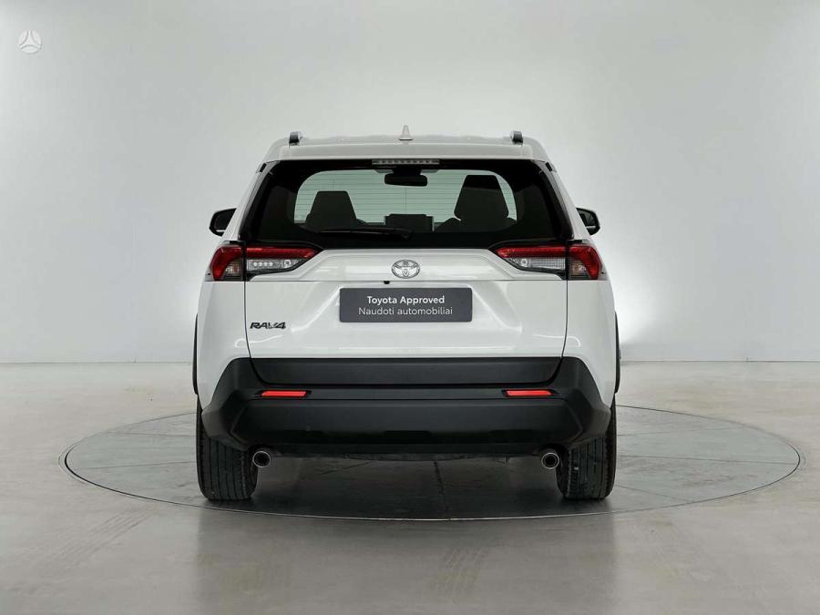 Balts Toyota RAV4 2021 Viļņa, ar dzinēja tilpumu 1.99 L un nobraukumu 110 tūkst. km par 18900 €, foto 4 vietnē AUTOMOTO.COM.LV