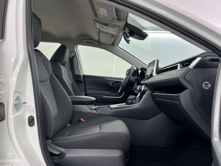 Balts Toyota RAV4 2021 Viļņa, ar dzinēja tilpumu 1.99 L un nobraukumu 58 tūkst. km par 19900 €, foto 7 vietnē AUTOMOTO.COM.LV