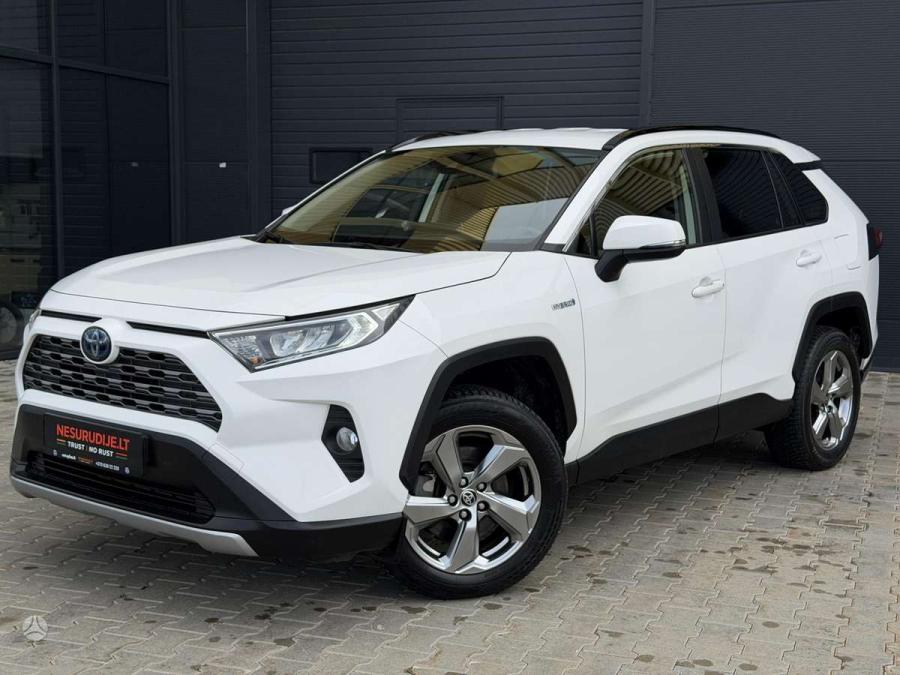 White Toyota RAV4 2021 in Vilnius, with an engine capacity of 2.49 L and mileage of 130 thousand km for 23888 €, photo 1 on AUTOMOTO.COM.LV