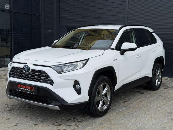 White Toyota RAV4 2021 in Vilnius, with an engine capacity of 2.49 L and mileage of 130 thousand km for 23888 €, photo 2 on AUTOMOTO.COM.LV