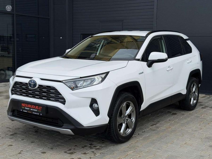 White Toyota RAV4 2021 in Vilnius, with an engine capacity of 2.49 L and mileage of 130 thousand km for 23888 €, photo 3 on AUTOMOTO.COM.LV