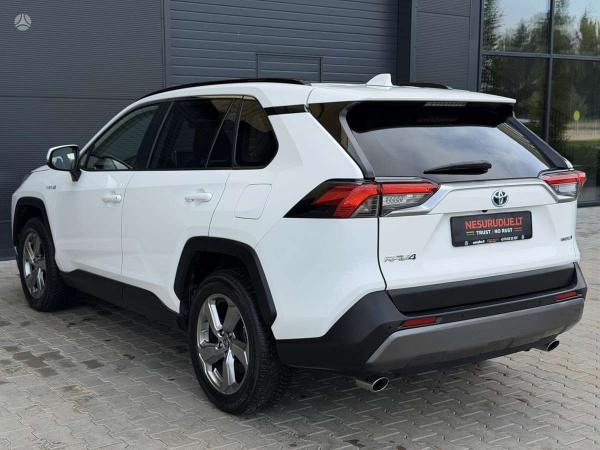 White Toyota RAV4 2021 in Vilnius, with an engine capacity of 2.49 L and mileage of 130 thousand km for 23888 €, photo 3 on AUTOMOTO.COM.LV