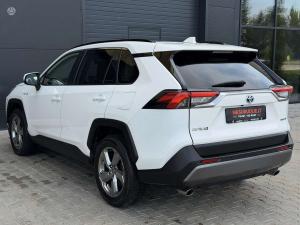 White Toyota RAV4 2021 in Vilnius, with an engine capacity of 2.49 L and mileage of 130 thousand km for 23888 €, photo 4 on AUTOMOTO.COM.LV