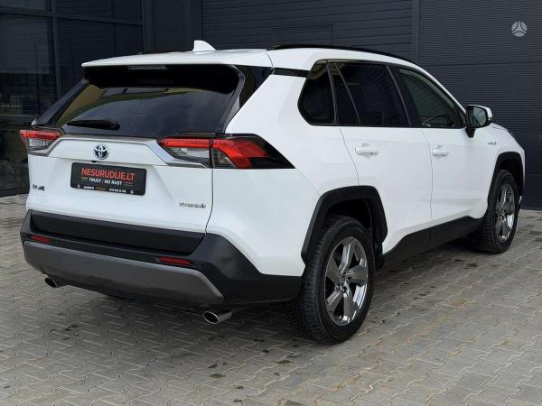 White Toyota RAV4 2021 in Vilnius, with an engine capacity of 2.49 L and mileage of 130 thousand km for 23888 €, photo 4 on AUTOMOTO.COM.LV