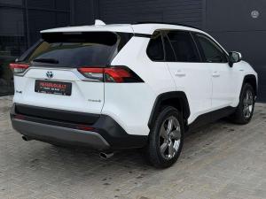 White Toyota RAV4 2021 in Vilnius, with an engine capacity of 2.49 L and mileage of 130 thousand km for 23888 €, photo 5 on AUTOMOTO.COM.LV