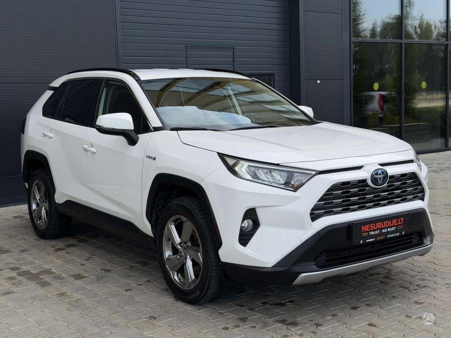 White Toyota RAV4 2021 in Vilnius, with an engine capacity of 2.49 L and mileage of 130 thousand km for 23888 €, photo 6 on AUTOMOTO.COM.LV