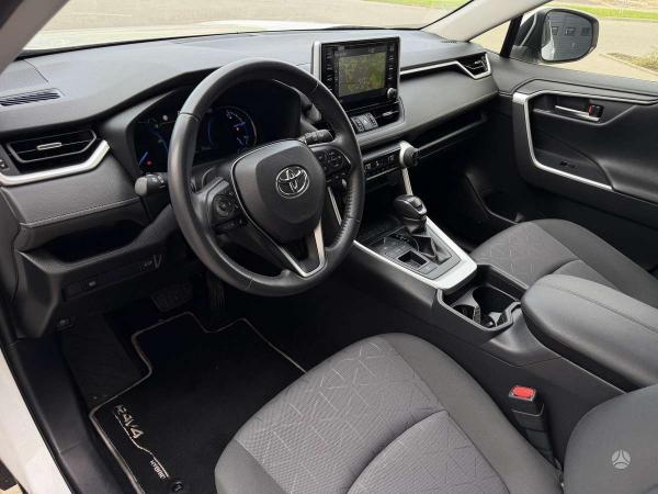 White Toyota RAV4 2021 in Vilnius, with an engine capacity of 2.49 L and mileage of 130 thousand km for 23888 €, photo 7 on AUTOMOTO.COM.LV
