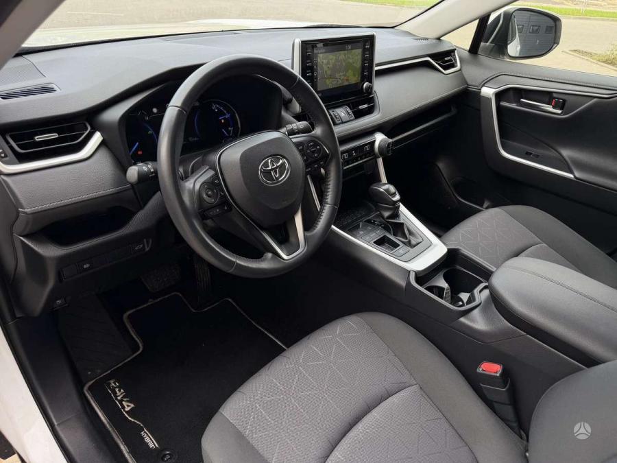 White Toyota RAV4 2021 in Vilnius, with an engine capacity of 2.49 L and mileage of 130 thousand km for 23888 €, photo 8 on AUTOMOTO.COM.LV