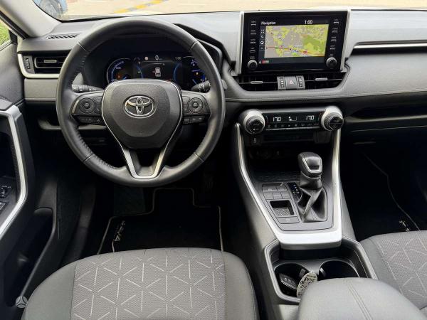 White Toyota RAV4 2021 in Vilnius, with an engine capacity of 2.49 L and mileage of 130 thousand km for 23888 €, photo 8 on AUTOMOTO.COM.LV