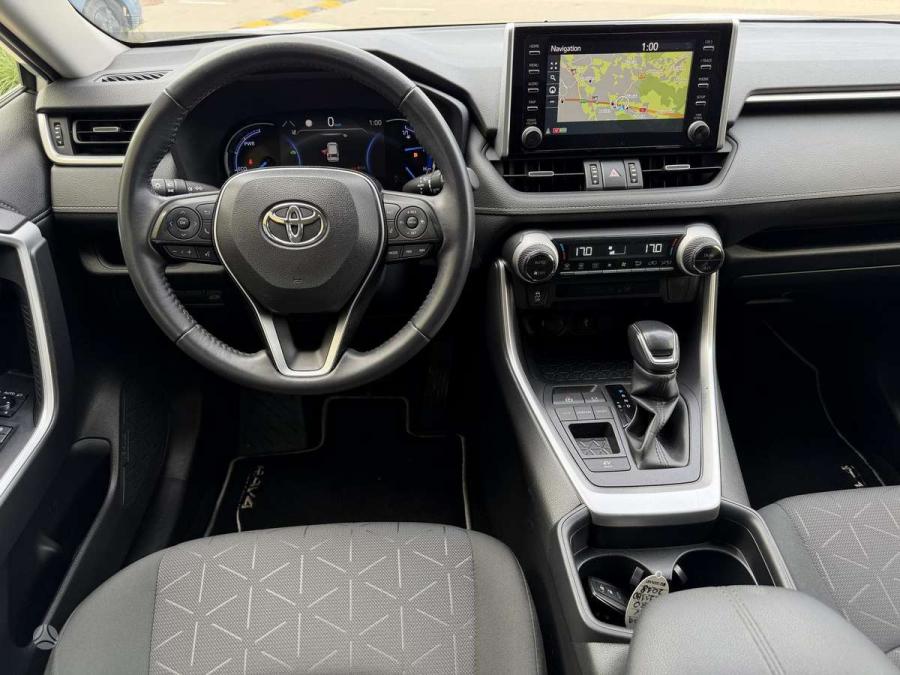 White Toyota RAV4 2021 in Vilnius, with an engine capacity of 2.49 L and mileage of 130 thousand km for 23888 €, photo 9 on AUTOMOTO.COM.LV