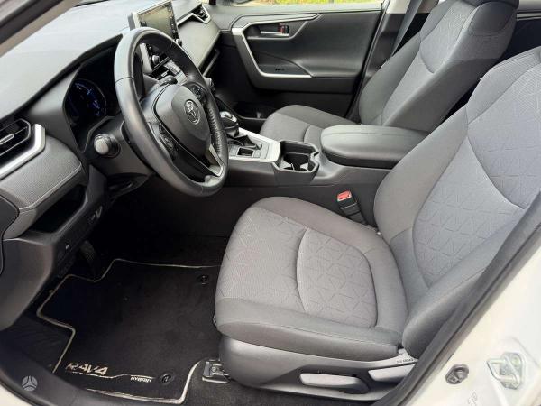 White Toyota RAV4 2021 in Vilnius, with an engine capacity of 2.49 L and mileage of 130 thousand km for 23888 €, photo 9 on AUTOMOTO.COM.LV
