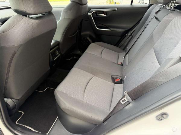 White Toyota RAV4 2021 in Vilnius, with an engine capacity of 2.49 L and mileage of 130 thousand km for 23888 €, photo 10 on AUTOMOTO.COM.LV