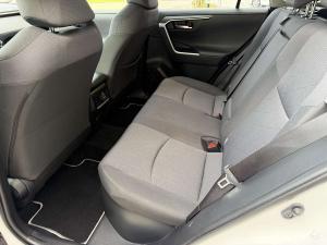 White Toyota RAV4 2021 in Vilnius, with an engine capacity of 2.49 L and mileage of 130 thousand km for 23888 €, photo 11 on AUTOMOTO.COM.LV