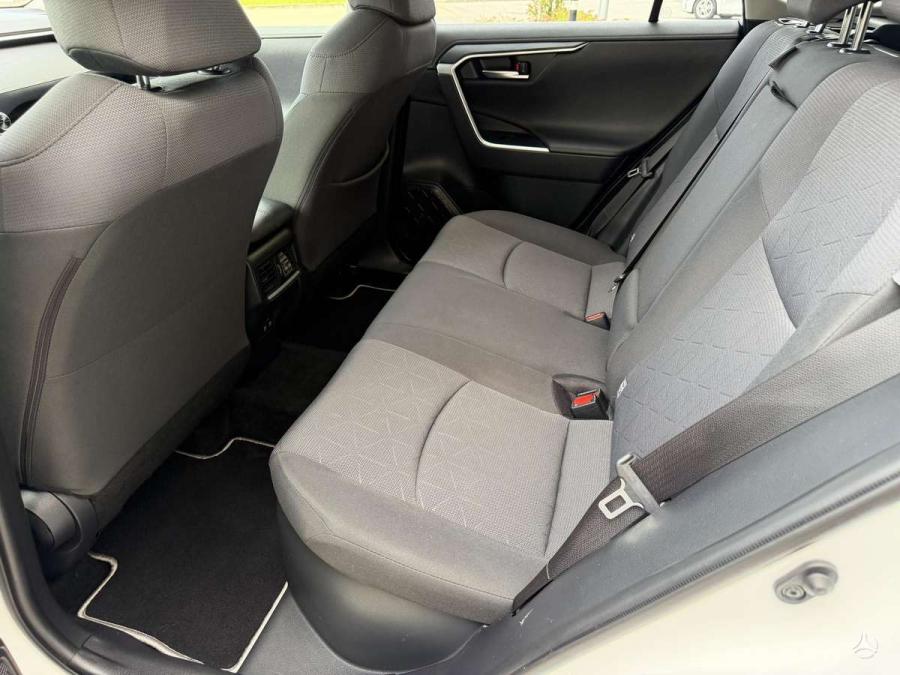 White Toyota RAV4 2021 in Vilnius, with an engine capacity of 2.49 L and mileage of 130 thousand km for 23888 €, photo 11 on AUTOMOTO.COM.LV
