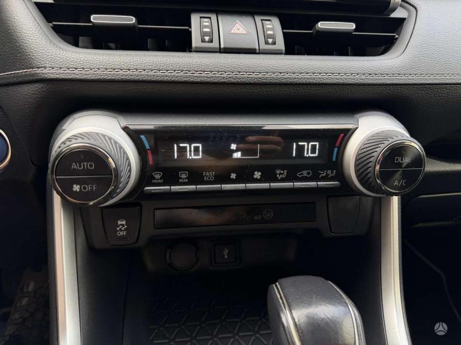 White Toyota RAV4 2021 in Vilnius, with an engine capacity of 2.49 L and mileage of 130 thousand km for 23888 €, photo 15 on AUTOMOTO.COM.LV