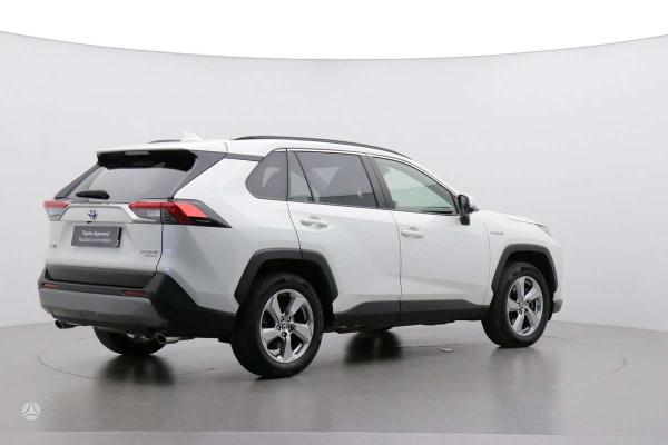 White Toyota RAV4 2021 in Vilnius, with an engine capacity of 2.49 L and mileage of 96 thousand km for 32700 €, photo 3 on AUTOMOTO.COM.LV