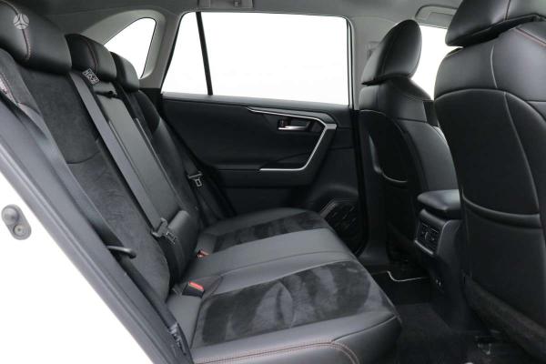 White Toyota RAV4 2021 in Vilnius, with an engine capacity of 2.49 L and mileage of 96 thousand km for 32700 €, photo 10 on AUTOMOTO.COM.LV