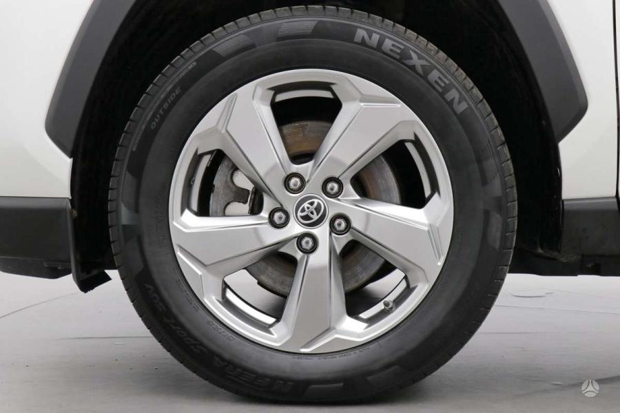 Balts Toyota RAV4 2021 Viļņa, ar dzinēja tilpumu 2.49 L un nobraukumu 96 tūkst. km par 32700 €, foto 17 vietnē AUTOMOTO.COM.LV