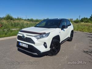 Balts Toyota RAV4 2021 Tartu, ar dzinēja tilpumu 2.50 L un nobraukumu 81 tūkst. km par 33490 €, foto  vietnē AUTOMOTO.COM.LV