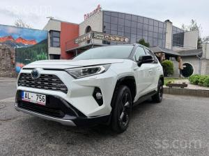 Balts Toyota RAV4 2021 Rīga, ar dzinēja tilpumu 2.50 L un nobraukumu 152 tūkst. km par 28500 €, foto  vietnē AUTOMOTO.COM.LV