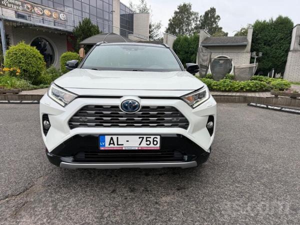White Toyota RAV4 2021 in Riga, with an engine capacity of 2.50 L and mileage of 152 thousand km for 28500 €, photo 2 on AUTOMOTO.COM.LV