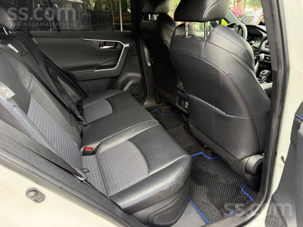 White Toyota RAV4 2021 in Riga, with an engine capacity of 2.50 L and mileage of 152 thousand km for 28500 €, photo 8 on AUTOMOTO.COM.LV