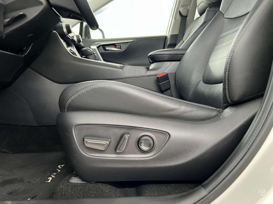 Balts Toyota RAV4 2021 Viļņa, ar dzinēja tilpumu 1.99 L un nobraukumu 88 tūkst. km par 26900 €, foto 26 vietnē AUTOMOTO.COM.LV