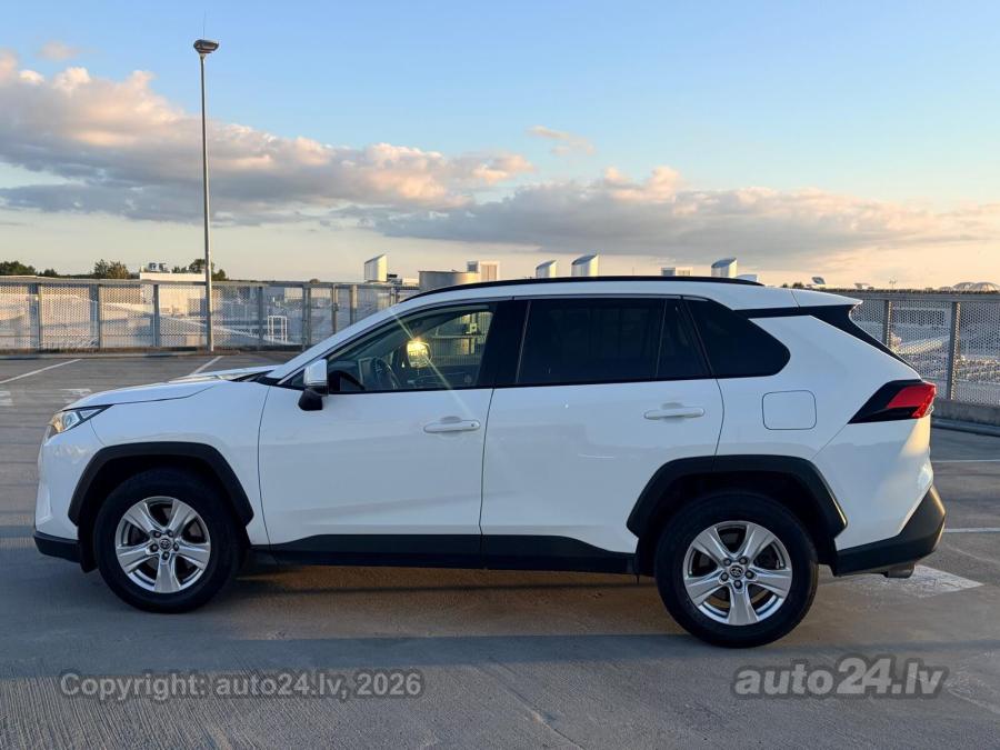 Balts Toyota RAV4 2021 Tallina, ar dzinēja tilpumu 2.00 L un nobraukumu 74 tūkst. km par 25000 €, foto 4 vietnē AUTOMOTO.COM.LV