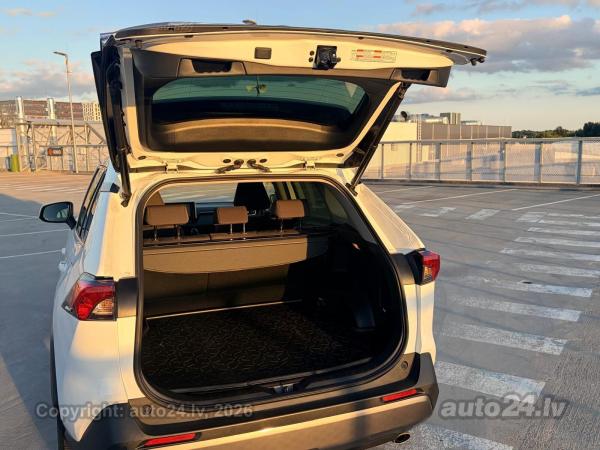 Balts Toyota RAV4 2021 Tallina, ar dzinēja tilpumu 2.00 L un nobraukumu 74 tūkst. km par 25000 €, foto 5 vietnē AUTOMOTO.COM.LV