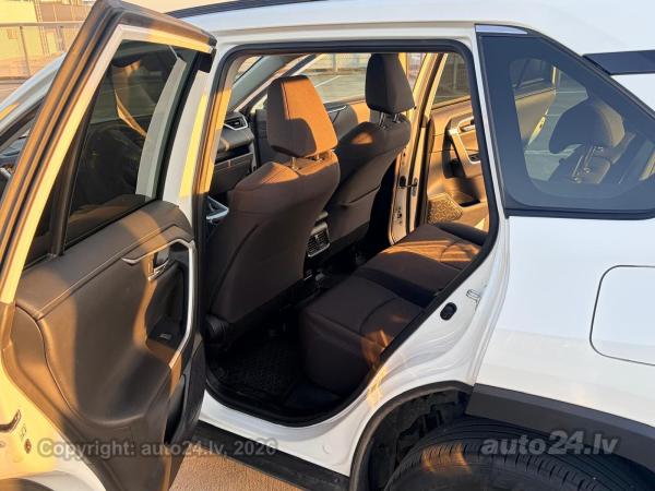 Balts Toyota RAV4 2021 Tallina, ar dzinēja tilpumu 2.00 L un nobraukumu 74 tūkst. km par 25000 €, foto 7 vietnē AUTOMOTO.COM.LV