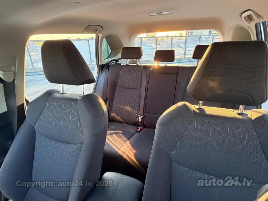 Balts Toyota RAV4 2021 Tallina, ar dzinēja tilpumu 2.00 L un nobraukumu 74 tūkst. km par 25000 €, foto 12 vietnē AUTOMOTO.COM.LV