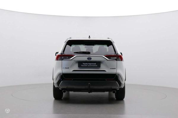 White Toyota RAV4 2021 in Vilnius, with an engine capacity of 2.49 L and mileage of 176 thousand km for 27990 €, photo 5 on AUTOMOTO.COM.LV