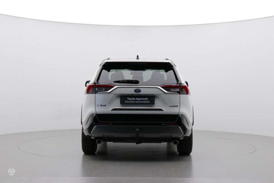 White Toyota RAV4 2021 in Vilnius, with an engine capacity of 2.49 L and mileage of 176 thousand km for 27990 €, photo 6 on AUTOMOTO.COM.LV