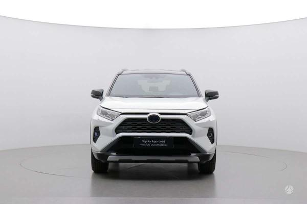 White Toyota RAV4 2021 in Vilnius, with an engine capacity of 2.49 L and mileage of 176 thousand km for 27990 €, photo 6 on AUTOMOTO.COM.LV