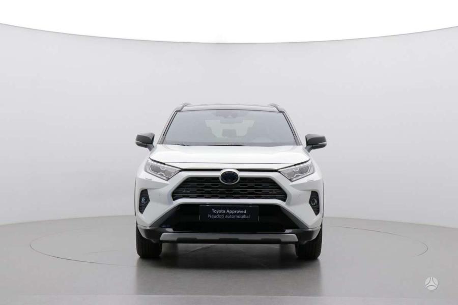 White Toyota RAV4 2021 in Vilnius, with an engine capacity of 2.49 L and mileage of 176 thousand km for 27990 €, photo 7 on AUTOMOTO.COM.LV